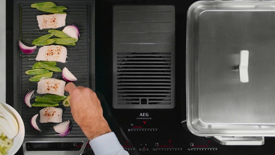 83cm induction cooktop with integrated rangehood - IDK84454IB | AEG