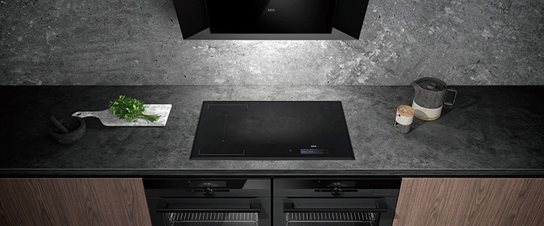 Induction Cooktops With Integrated Rangehood | AEG