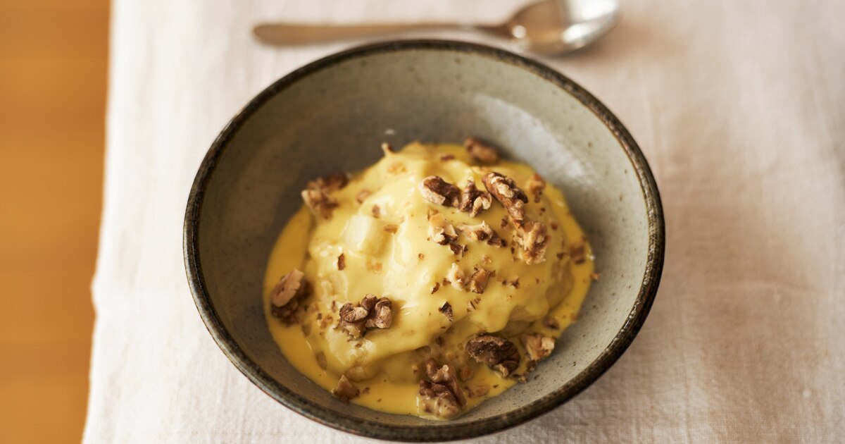 Bavarian apple dumplings with vanilla sauce | AEG